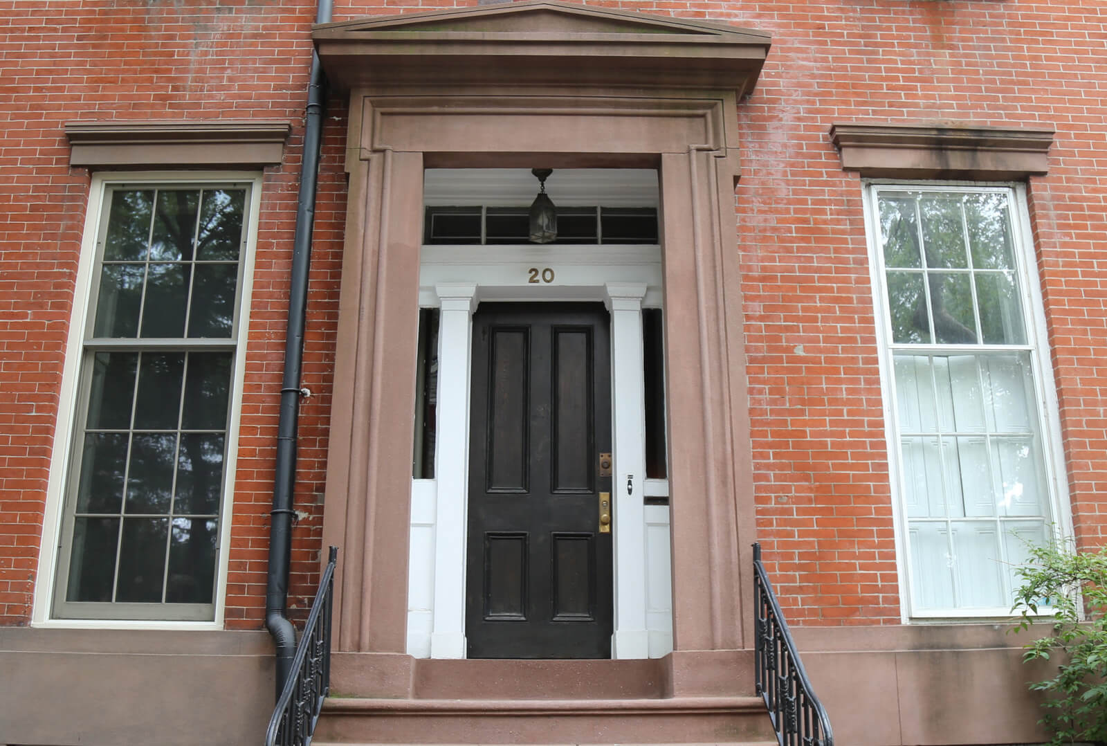 Brownstone Brooklyn: The Rise of the Brownstone in New York