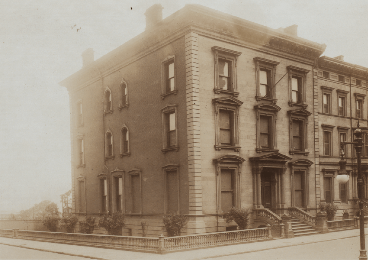 A Sentinel Overlooking Brooklyn Heights Promenade Has Seen Some Ghosts ...