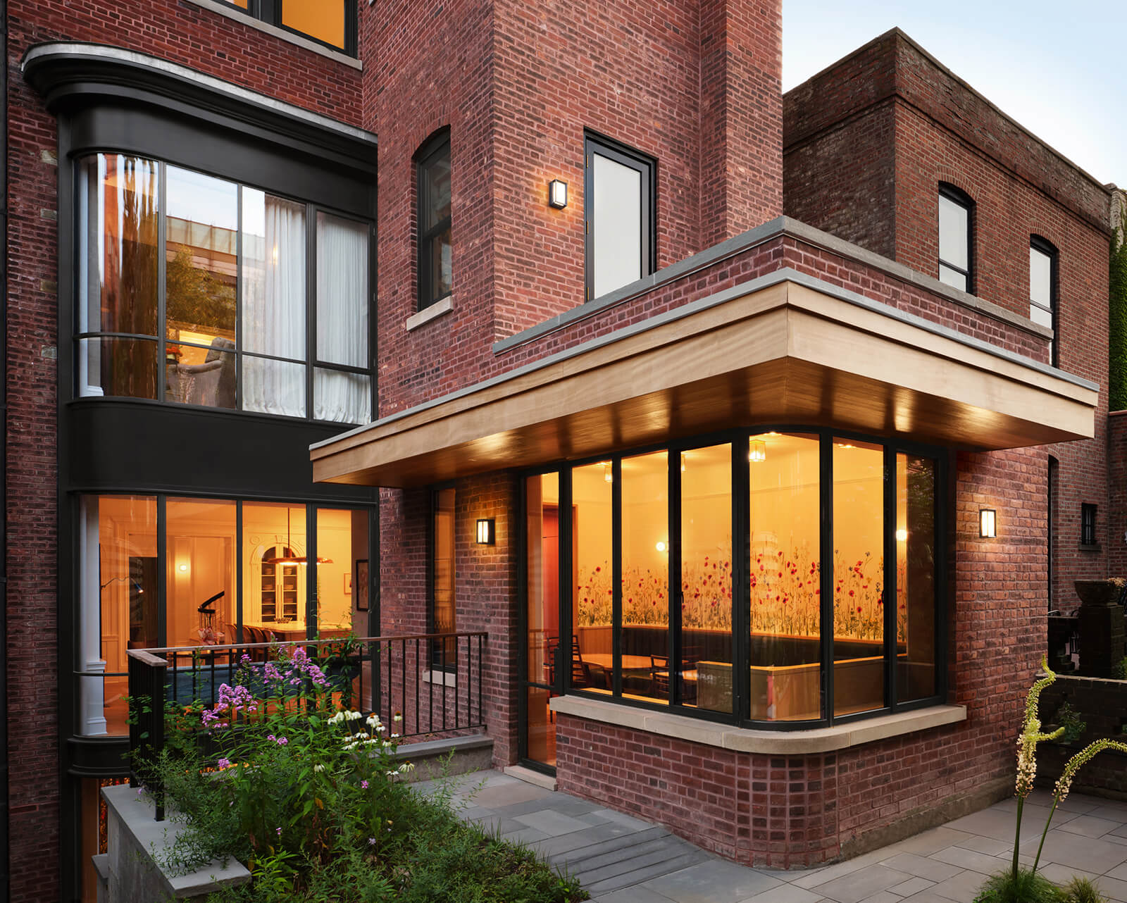 The Insider: Spectacular Curved Windows on Rear Facade Upgrade Park ...